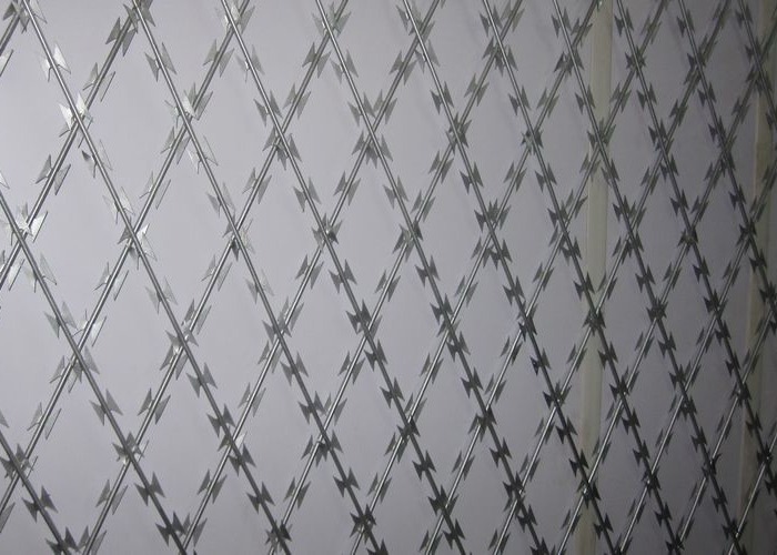 Coil Barbed Welded Razor Wire Mesh BTO 22 10mm Length For Highway